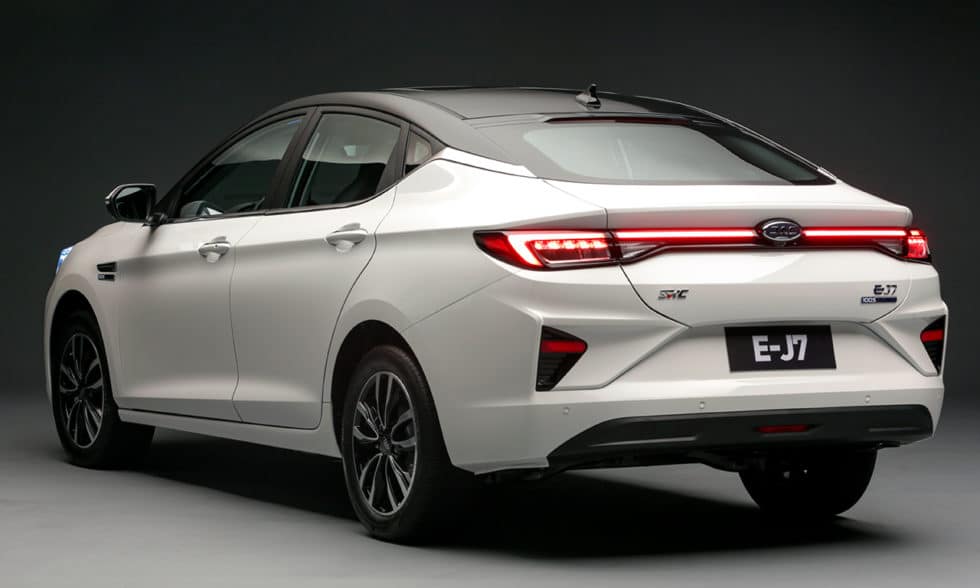 JAC lança o elétrico E-J7 por R$ 264.900 - Revista Carro