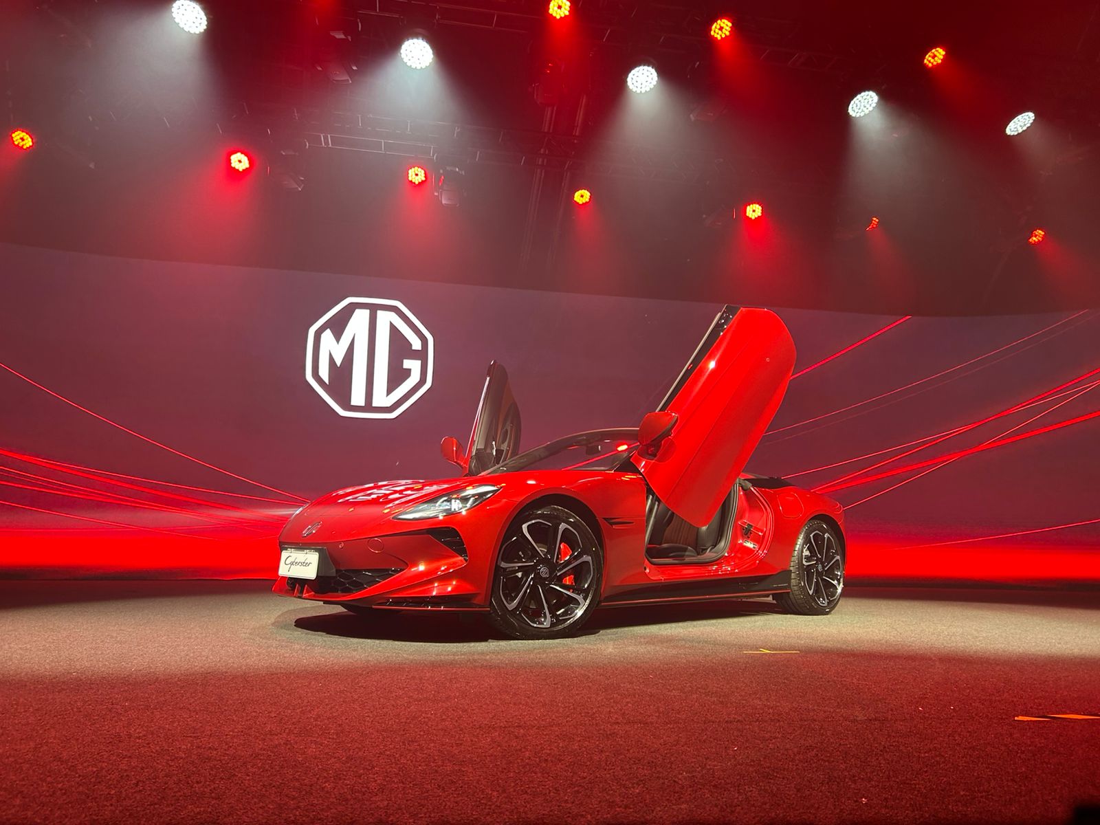 MG Motor mostra sua gama de veículos no Salão do Automóvel