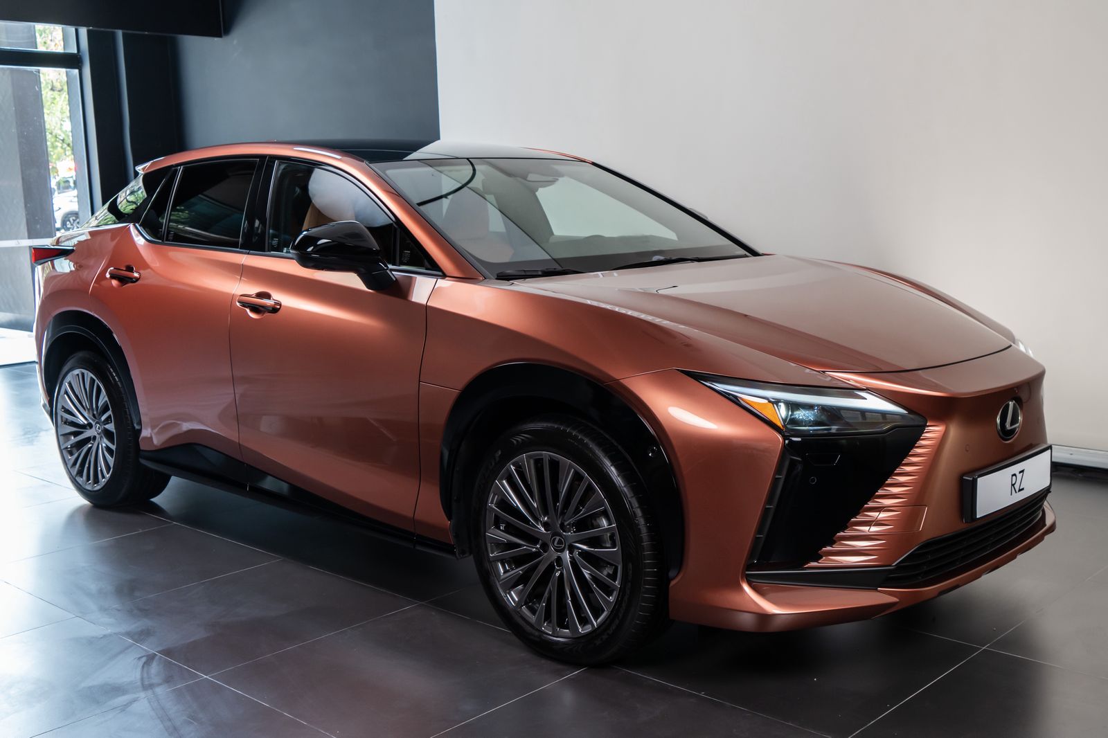 Lexus RZ 500e é primeiro elétrico de luxo da marca no Brasil