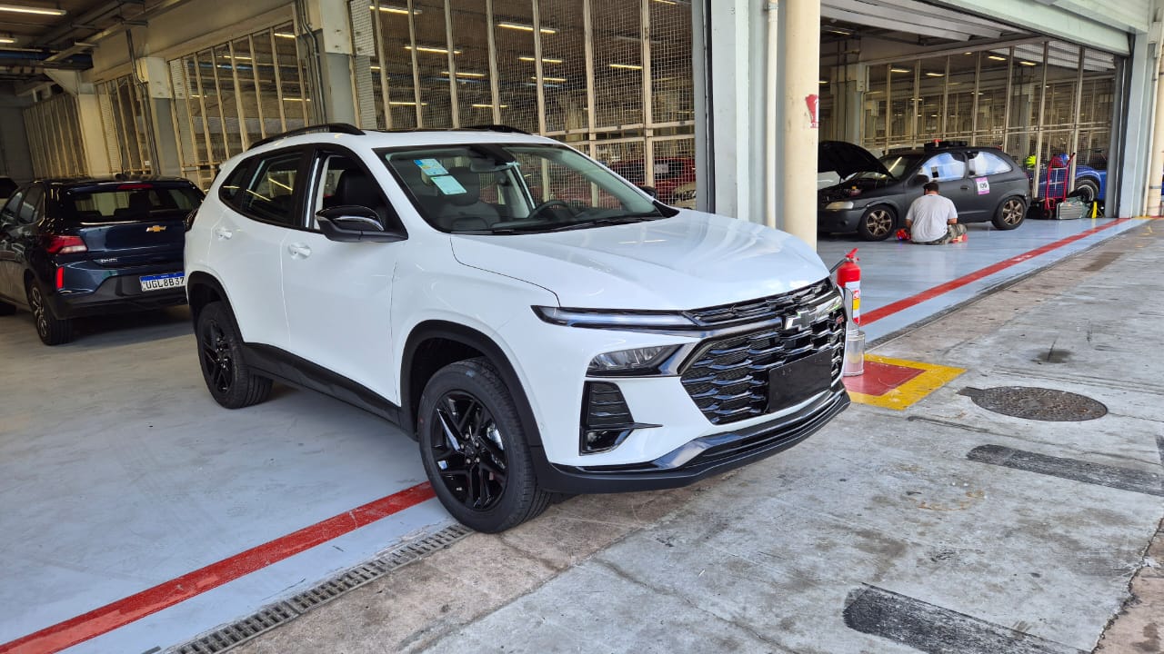 Chevrolet Tracker RS 2026 ganha interior menos chamativo; veja imagens ...